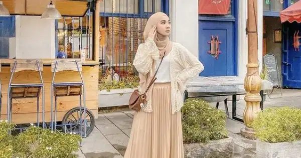 Rok Cream Cocok dengan Baju Warna Apa? Simak Informasinya