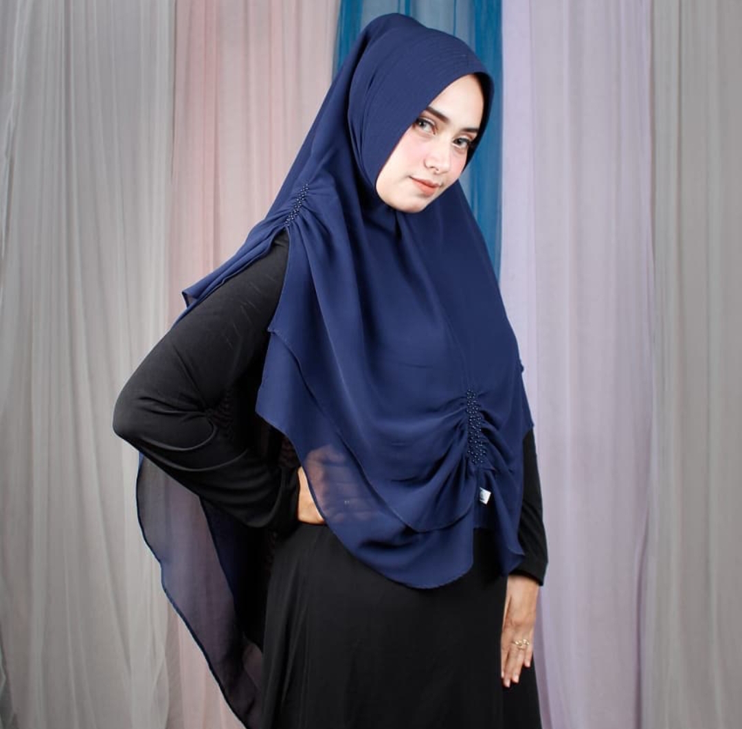 10 Rekomendasi Baju yang Cocok dengan Jilbab Warna Dongker