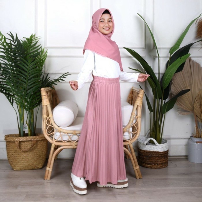 12 OOTD Rok Plisket Dusty Pink Cocok dengan Baju Warna Apa Saja