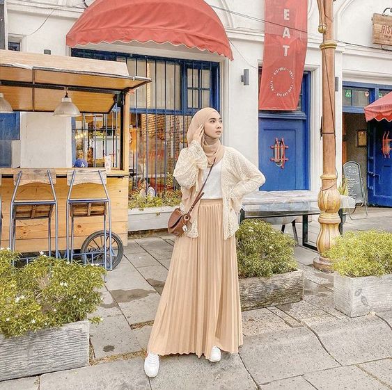 Rok Cream Cocok dengan Baju Warna Apa? Simak Informasinya