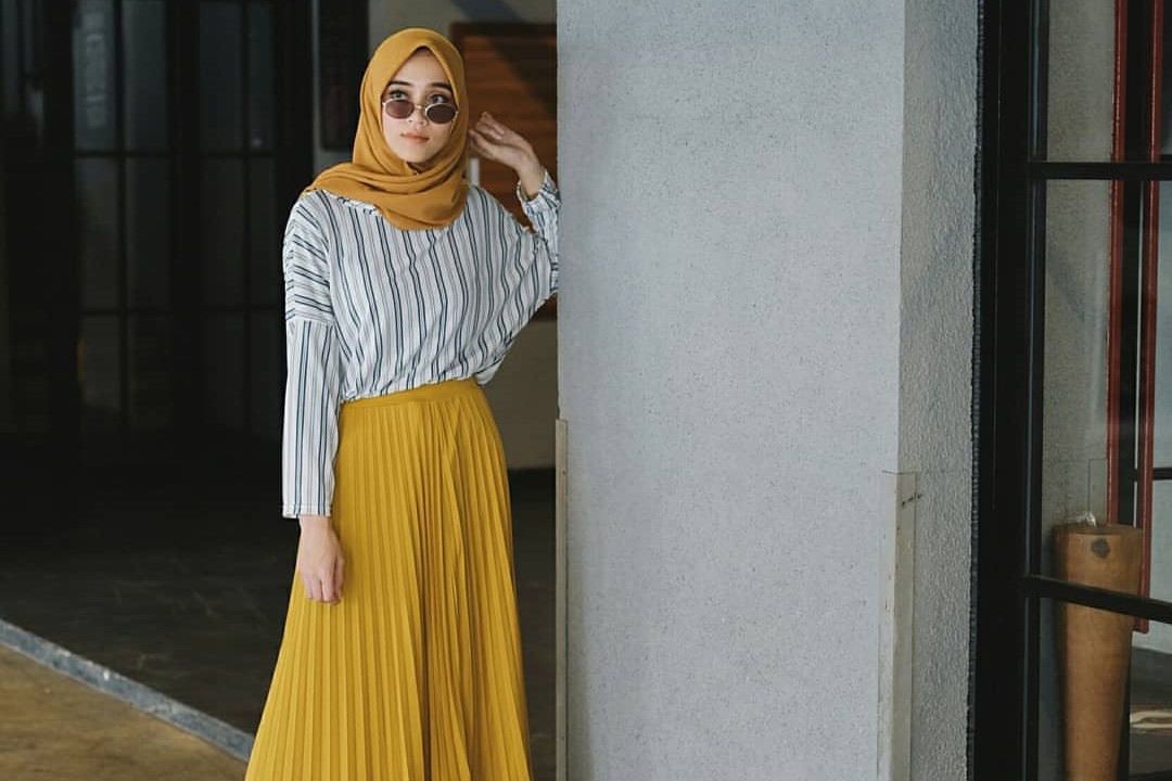 12 Inspirasi Rok Kuning Cocok dengan Baju Warna Apa Saja? Bikin ...