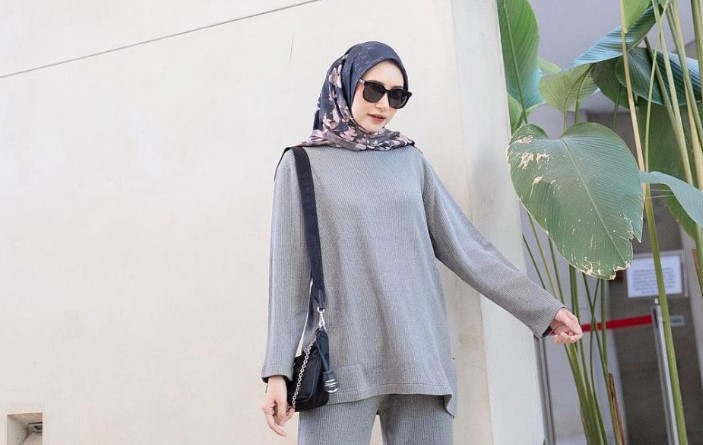 12 Ide Kombinasi Warna Celana Wanita Cocok dengan Baju Abu-abu