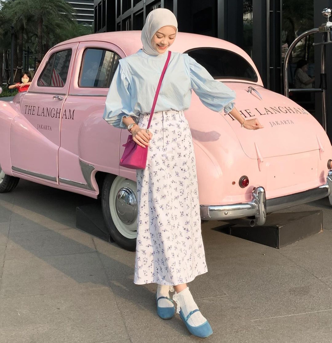 10 Rekomendasi Rok yang Cocok dengan Kerudung warna Navy